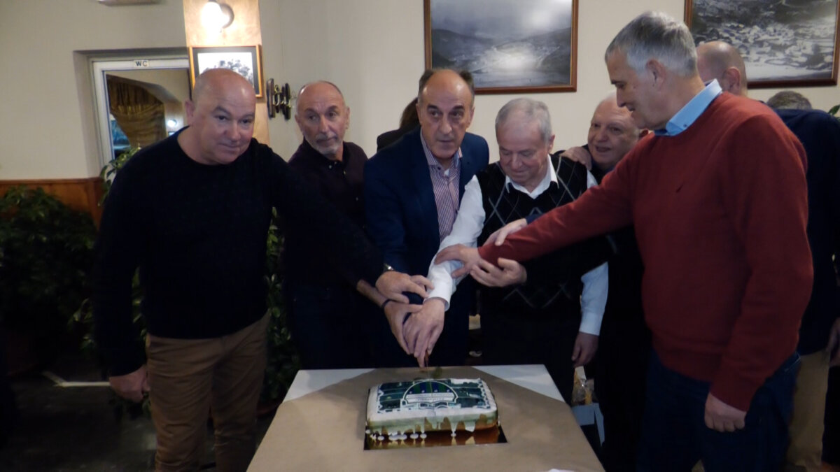 Παλαίμαχοι Λεβαδειακού: Εκοψαν την πίτα τους και τίμησαν! (video-pics ...