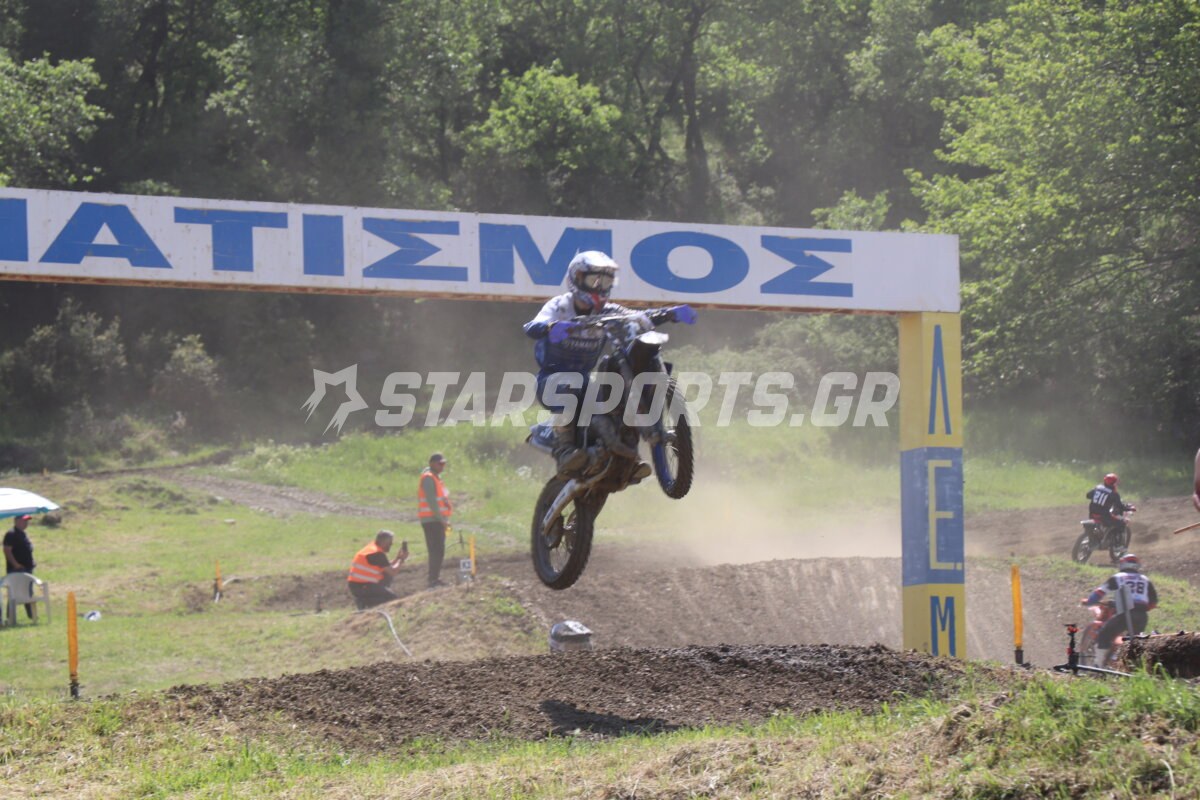 Motocross στη Σπερχειάδα: Γεμάτες ράμπες, δυνατές μάχες, πολλοί θεατές ...